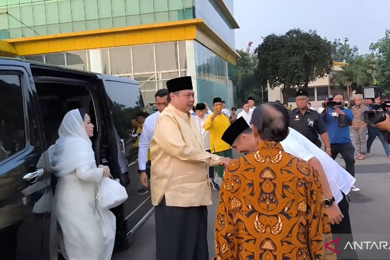 Airlangga salat Idul Adha di Masjid Ainul Hikmah DPP Golkar Airlangga salat Idul Adha di Masjid Ainul Hikmah DPP Golkar